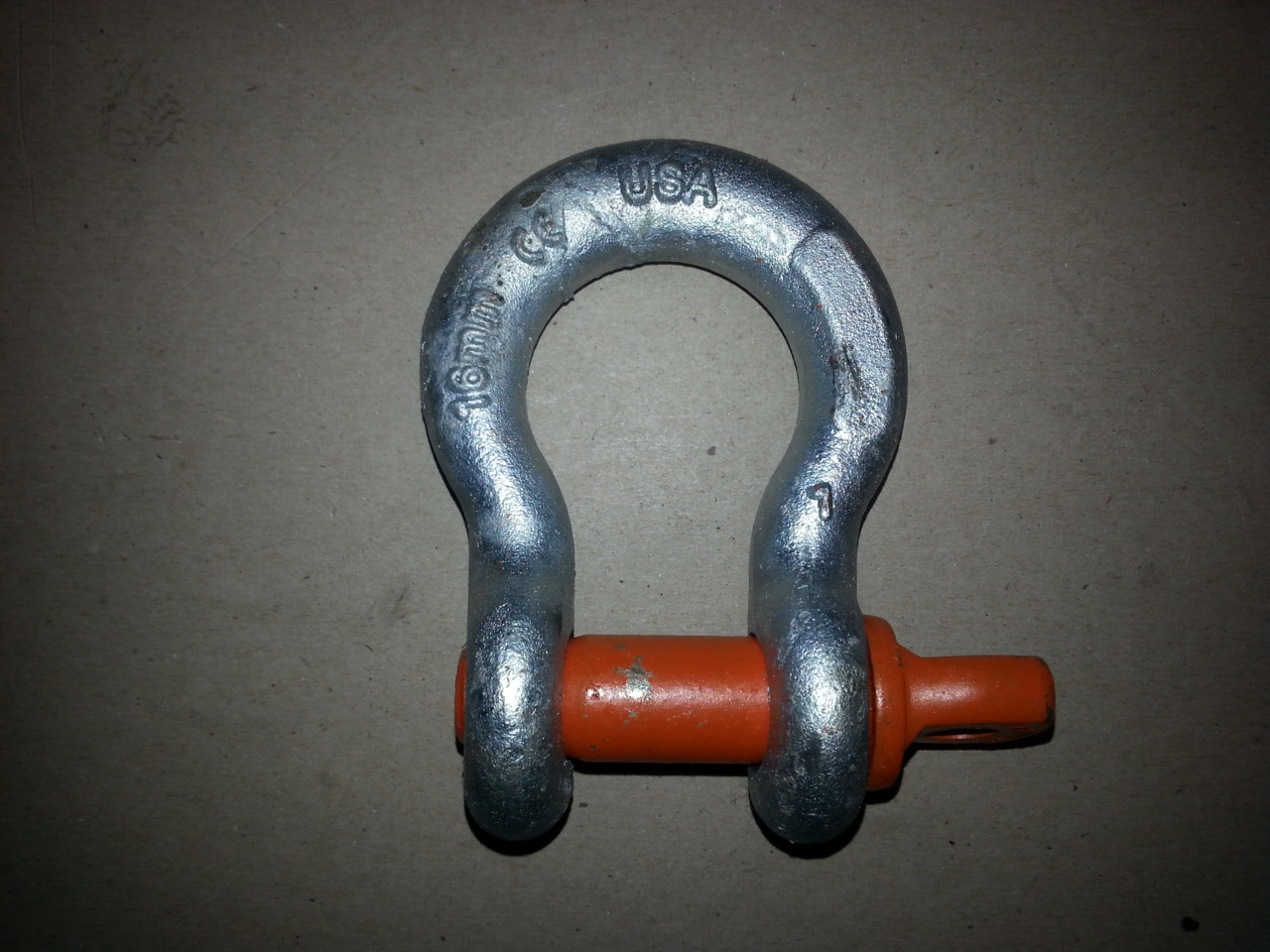 White Cap | 5/8" Domestic Screw Pin Shackle